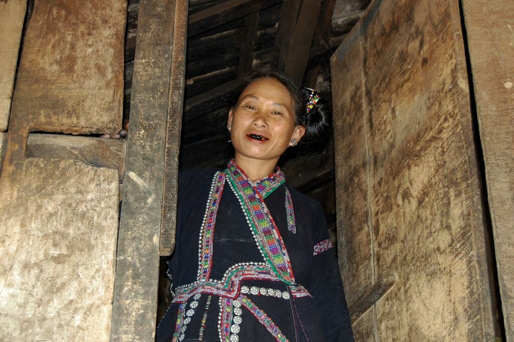 Into the Mist with Sapa's Authentic Hill Tribe Culture - Travelogues ...