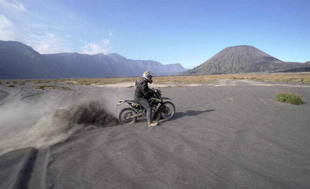 Video: The Breathing Volcano of Bromo - Travelogues from Remote Lands