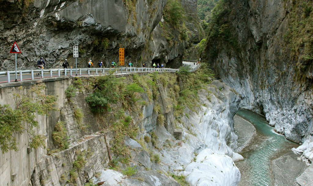 Cycling Formosa: The Long Way Around Taiwan - Travelogues from Remote Lands