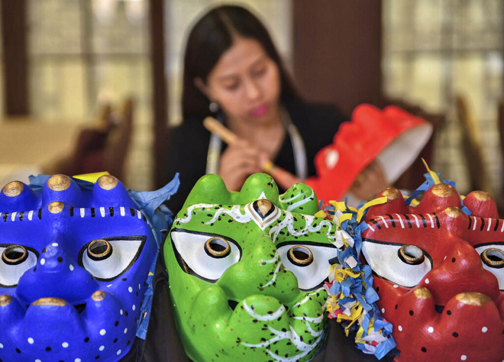 Tal tales - Travelogues from Remote Lands